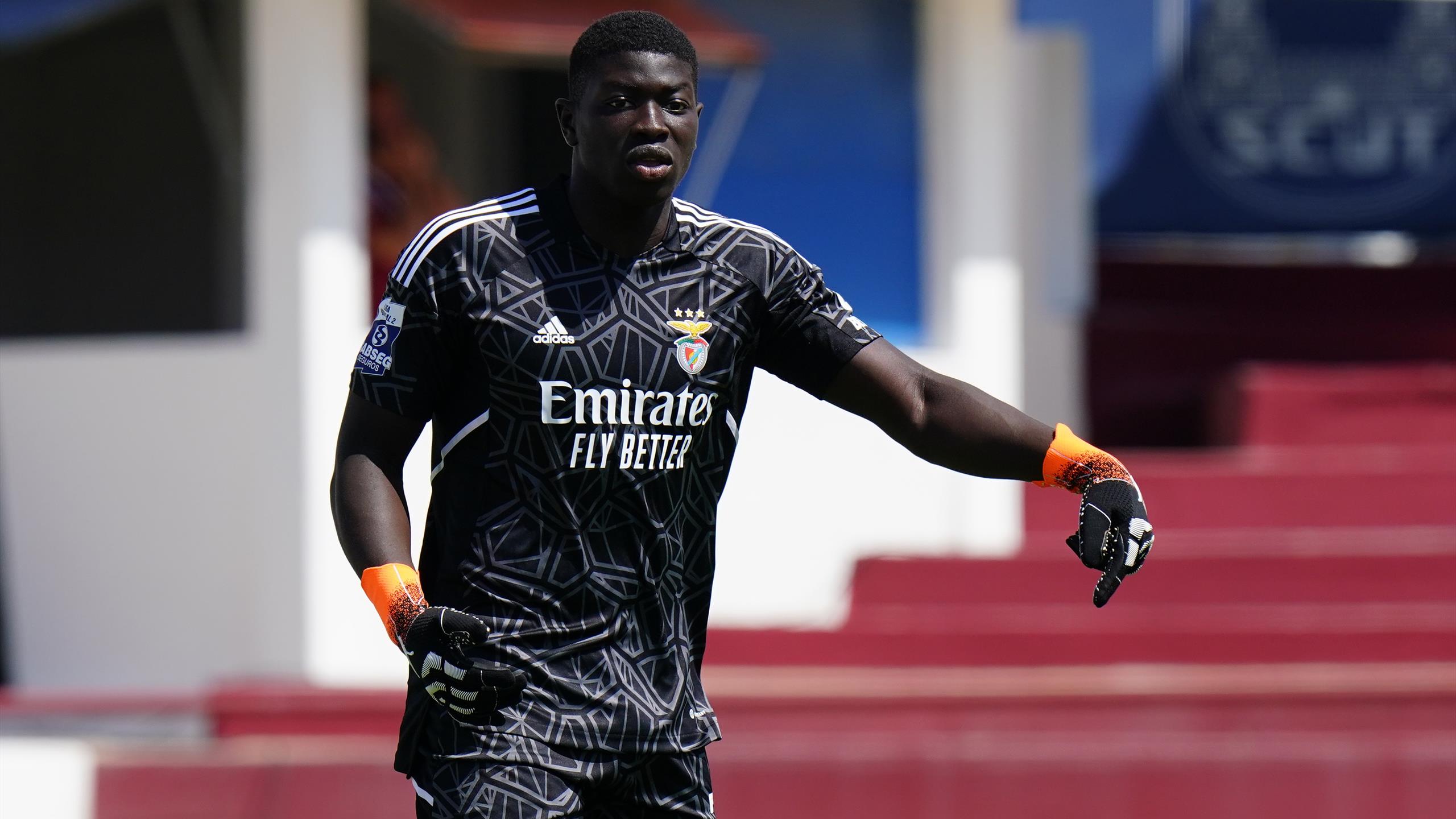 Manuel Soares (gardien de la réserve de Benfica) marque sur un ...