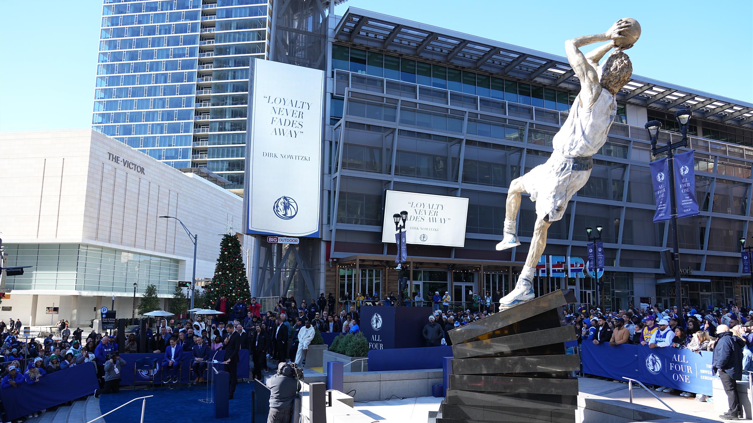 Statue für Dirk Nowitzki vor Halle der Dallas Mavericks enthüllt ...