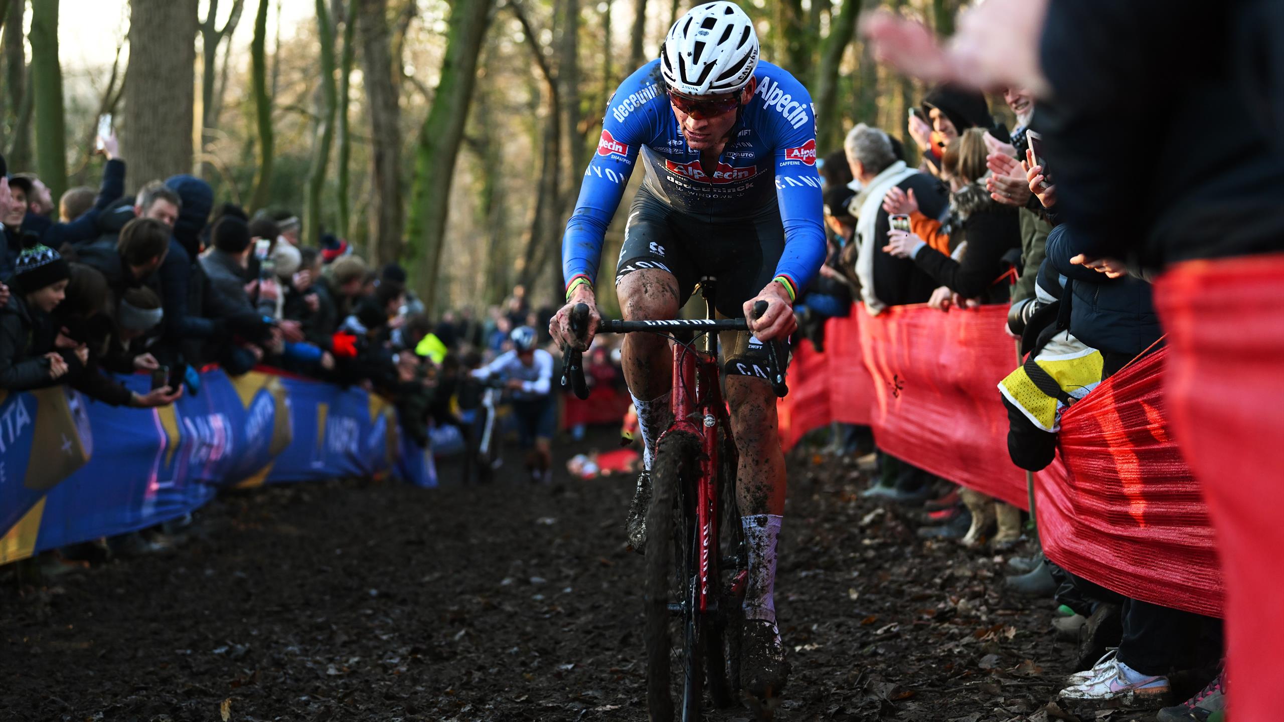 Wereldbeker veldrijden | Van der Poel wint in Gavere na episch gevecht ...
