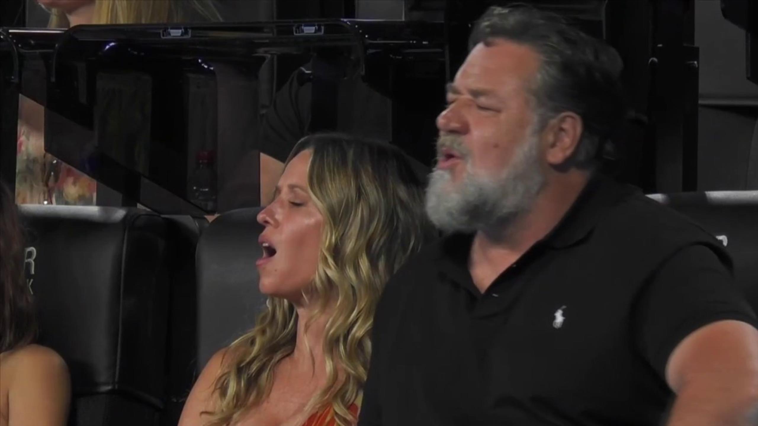 Australian Open 2023: Russell Crowe leidet mit Elena Rybakina - Ball ...