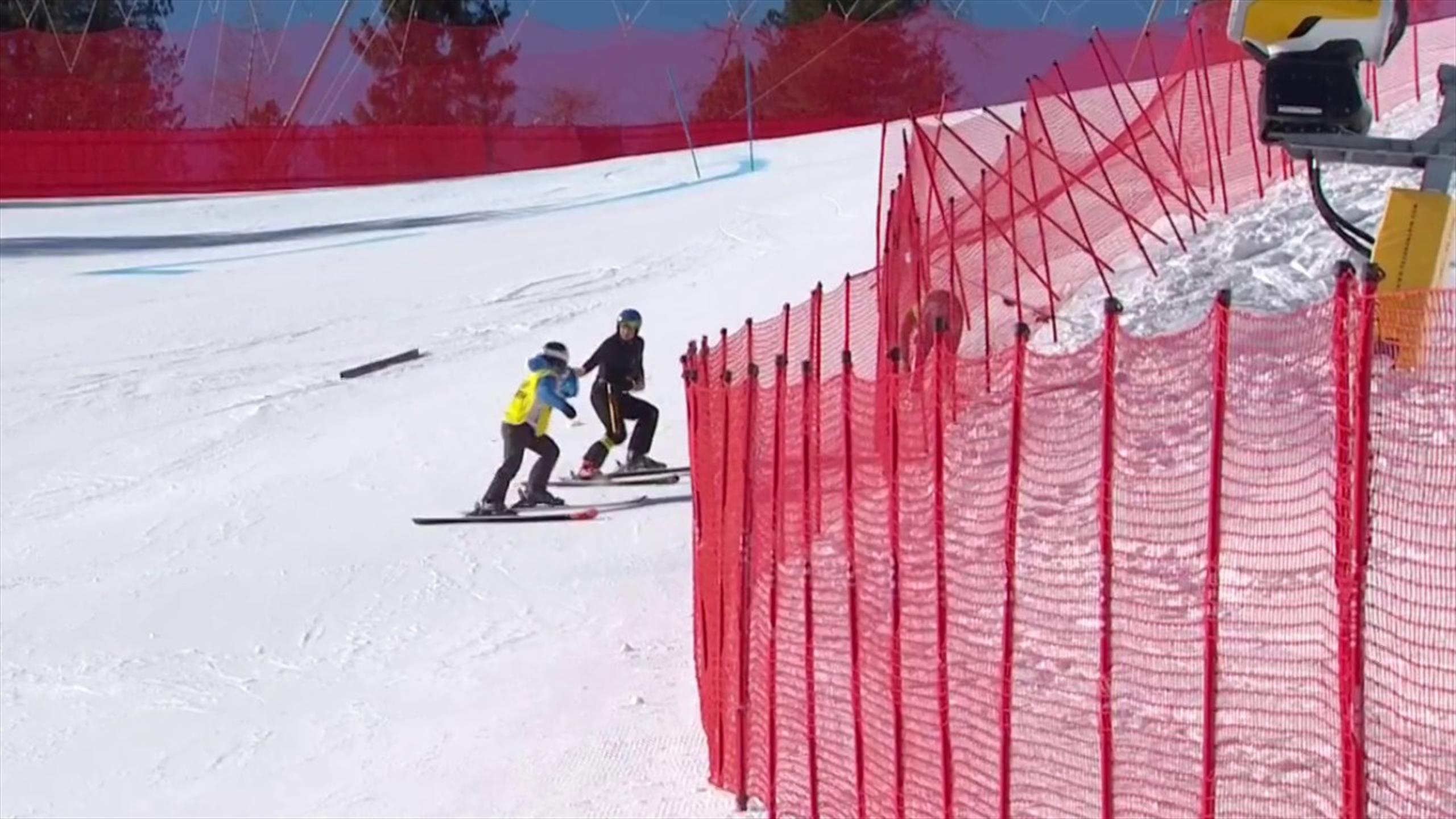 Cortina d'Ampezzo: James Crawford räumt im Super-G Tor ab und landet im ...