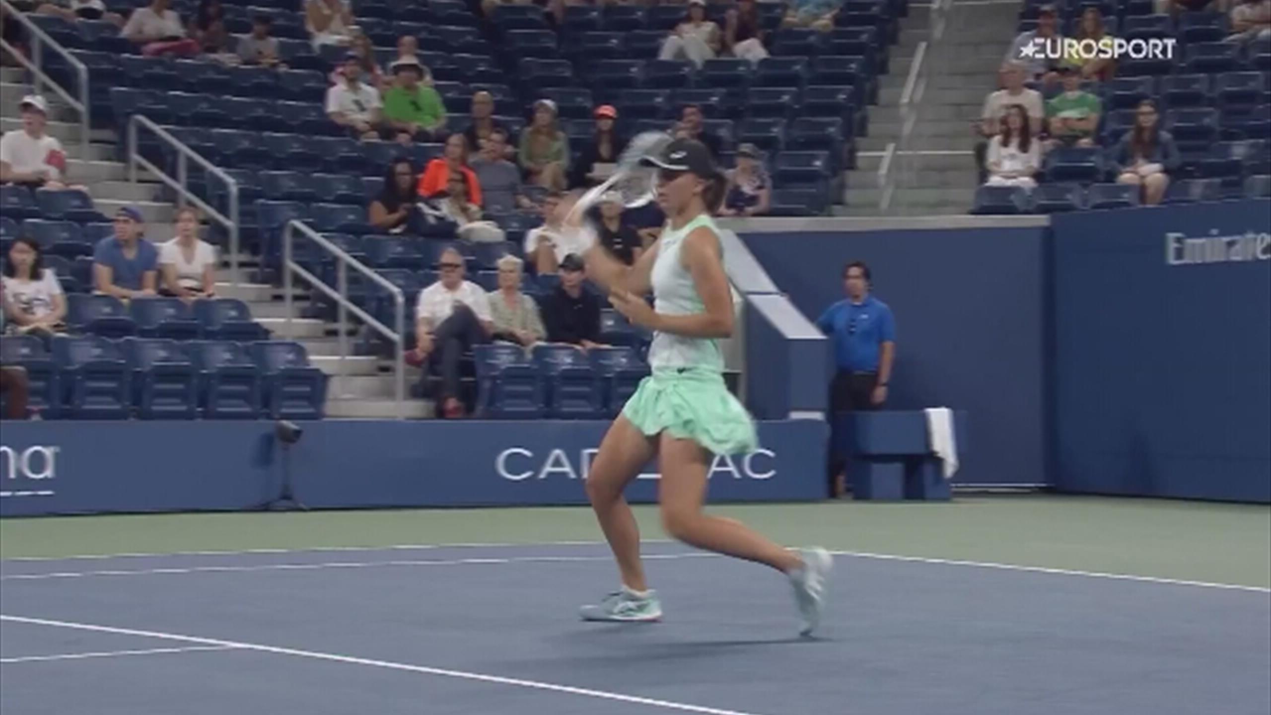 Agresywna gra Świątek w 2. gemie 1. seta starcia z Davis w 3. rundzie ...