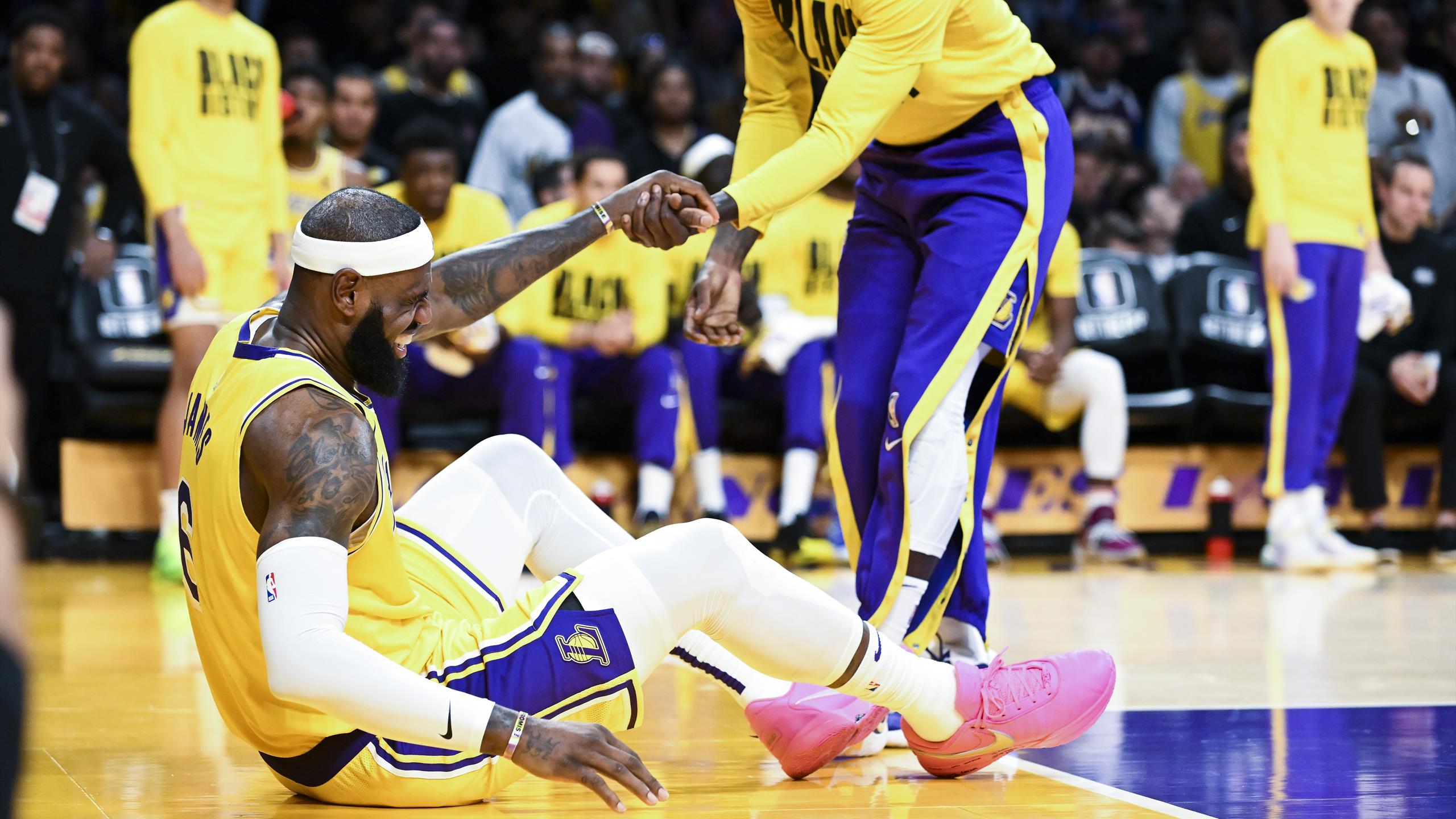 LeBron sufre una importante lesión en el pie y apunta a un largo ...