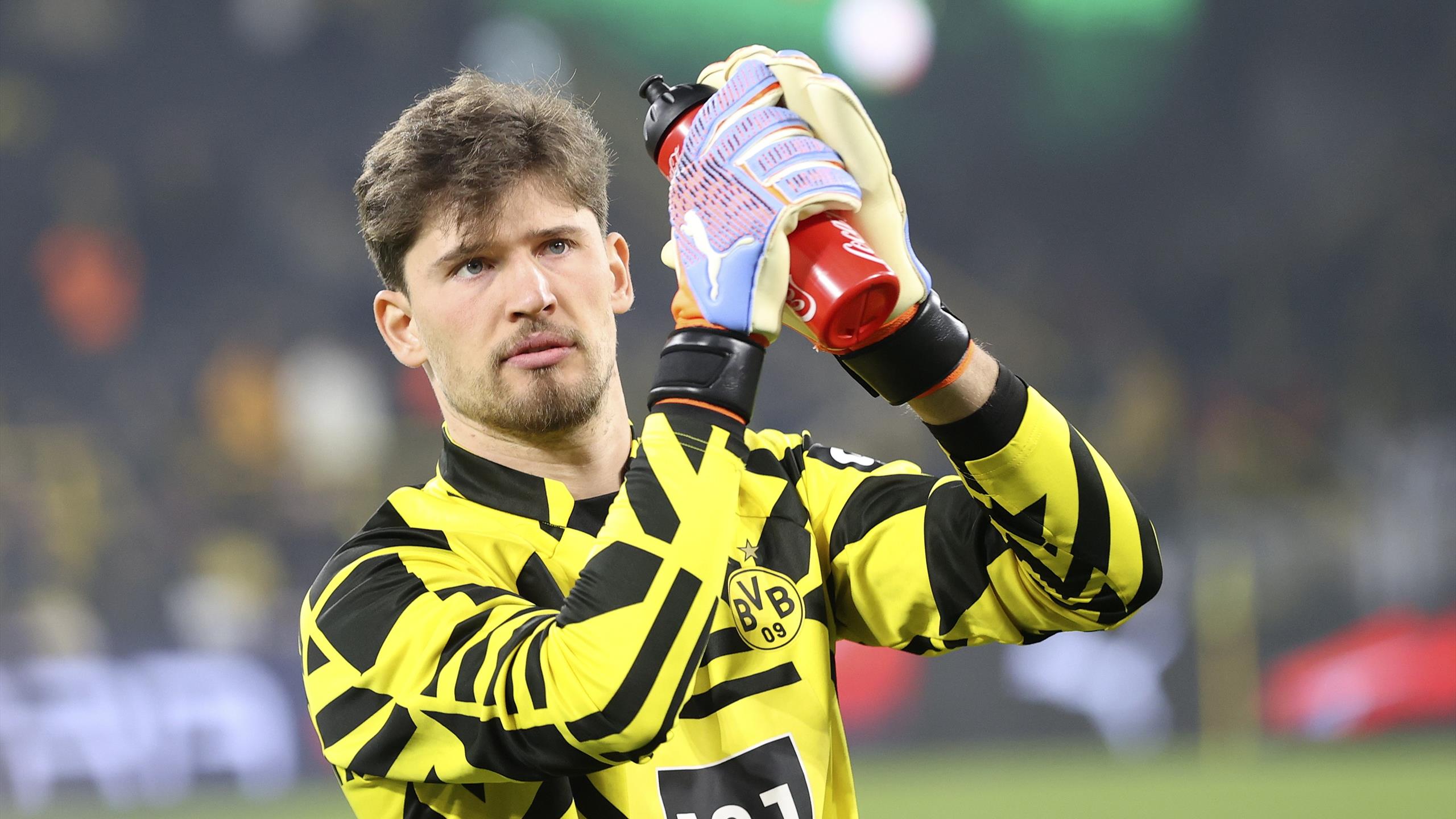 Gregor Kobel: Angeschlagener BVB-Keeper fliegt mit nach London - großes ...