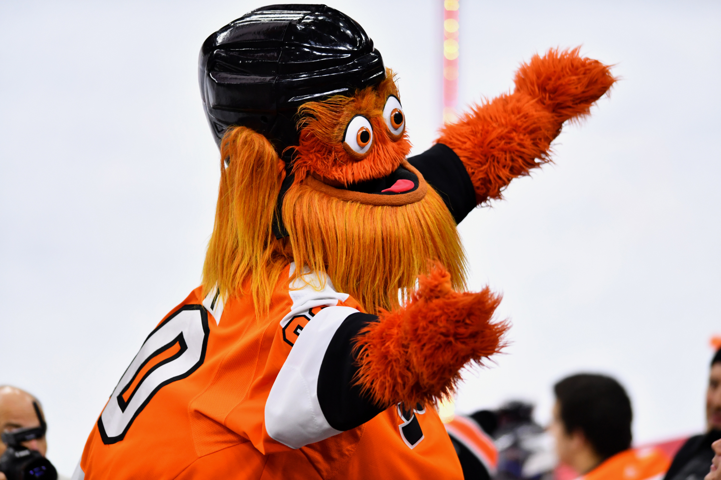 NHL - Gritty, maskotka hokejowej drużyny Philadelphia Flyers, oskarżona ...