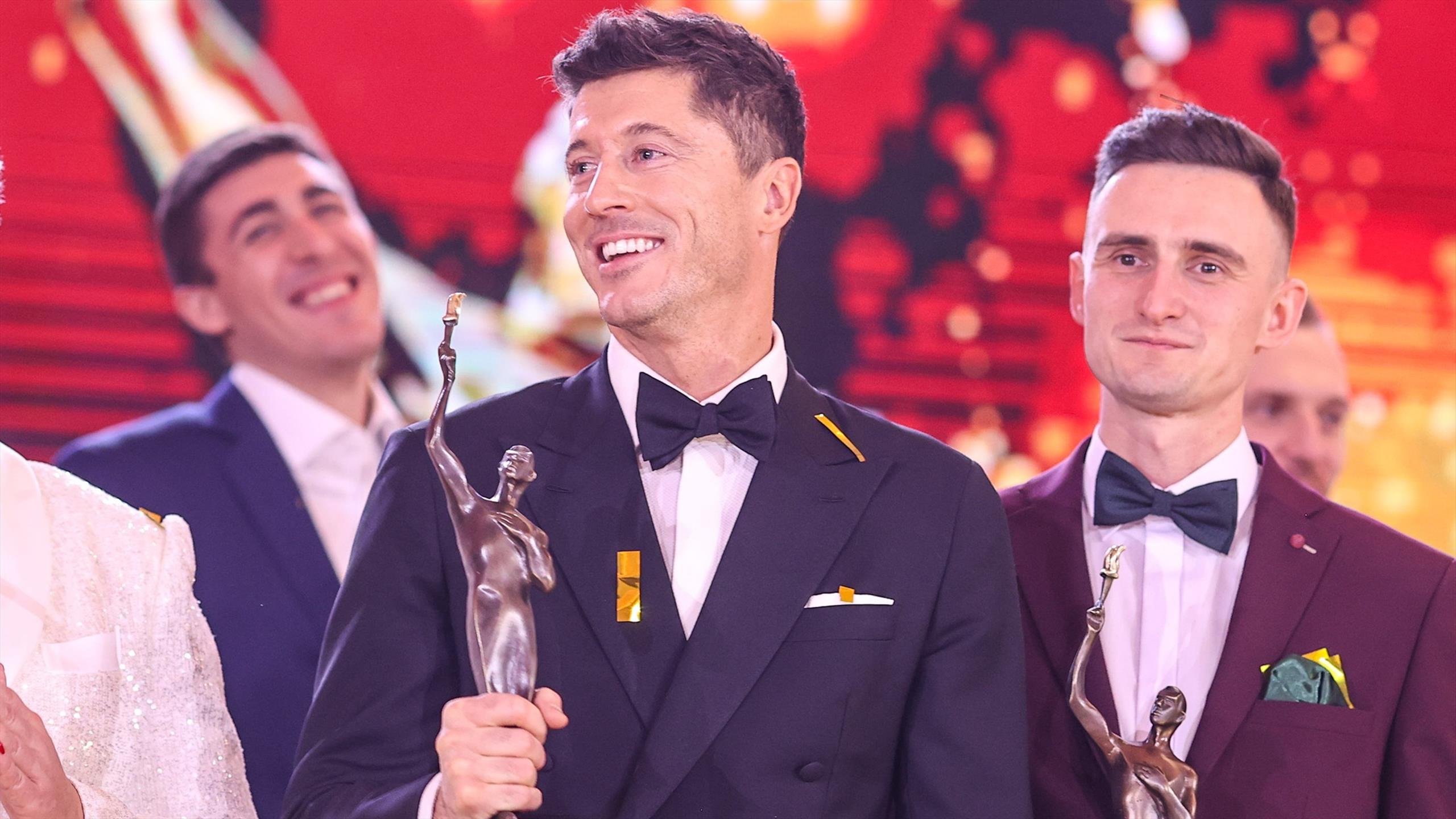 Robert Lewandowski wylicytował medal Dawida Tomali. Mistrz olimpijski z ...