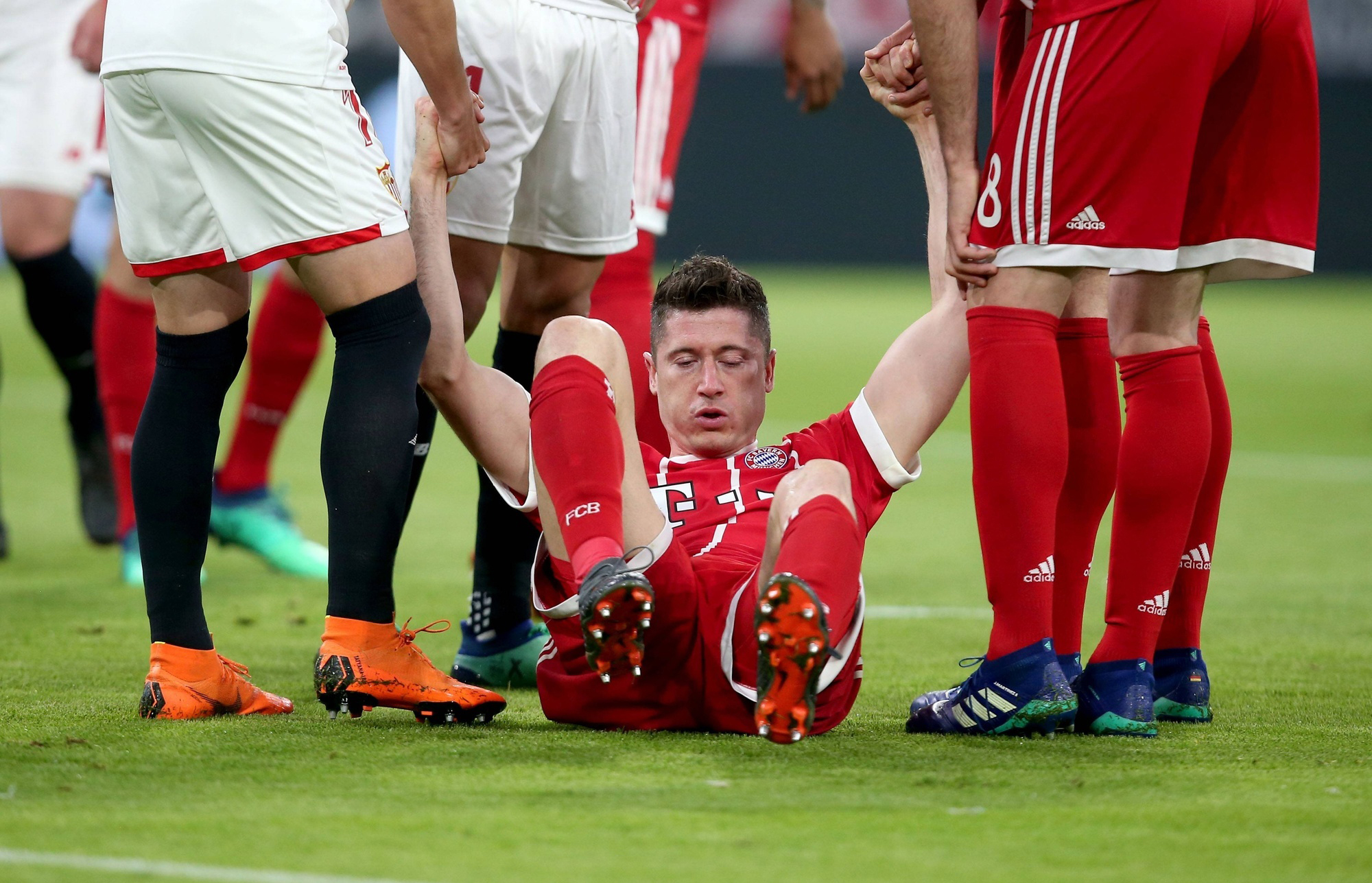 Liga Mistrzów. Lewandowski pokazał podbite oko po Sevilli - Eurosport