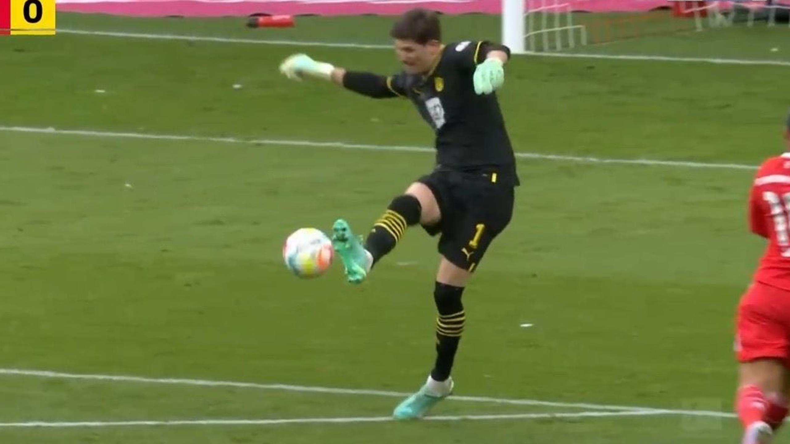 Kobel liscia la palla, Upamecano ringrazia: che papera in Bayern ...