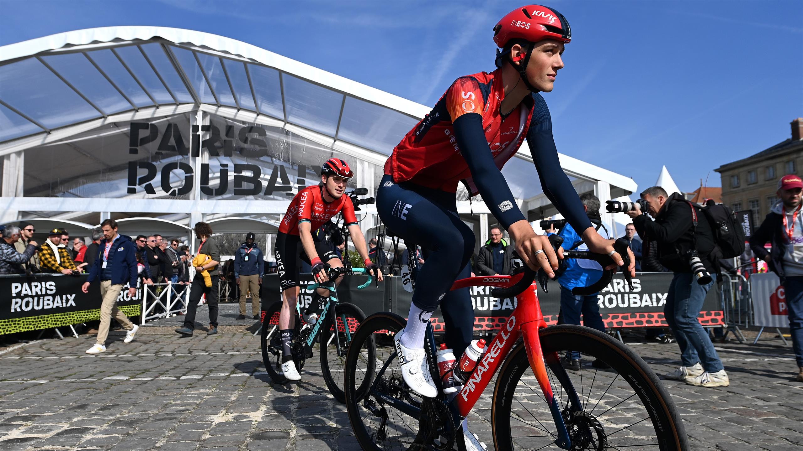 Parijs-Roubaix | Jongste deelnemer (19) sinds 1937 finisht na solo van ...