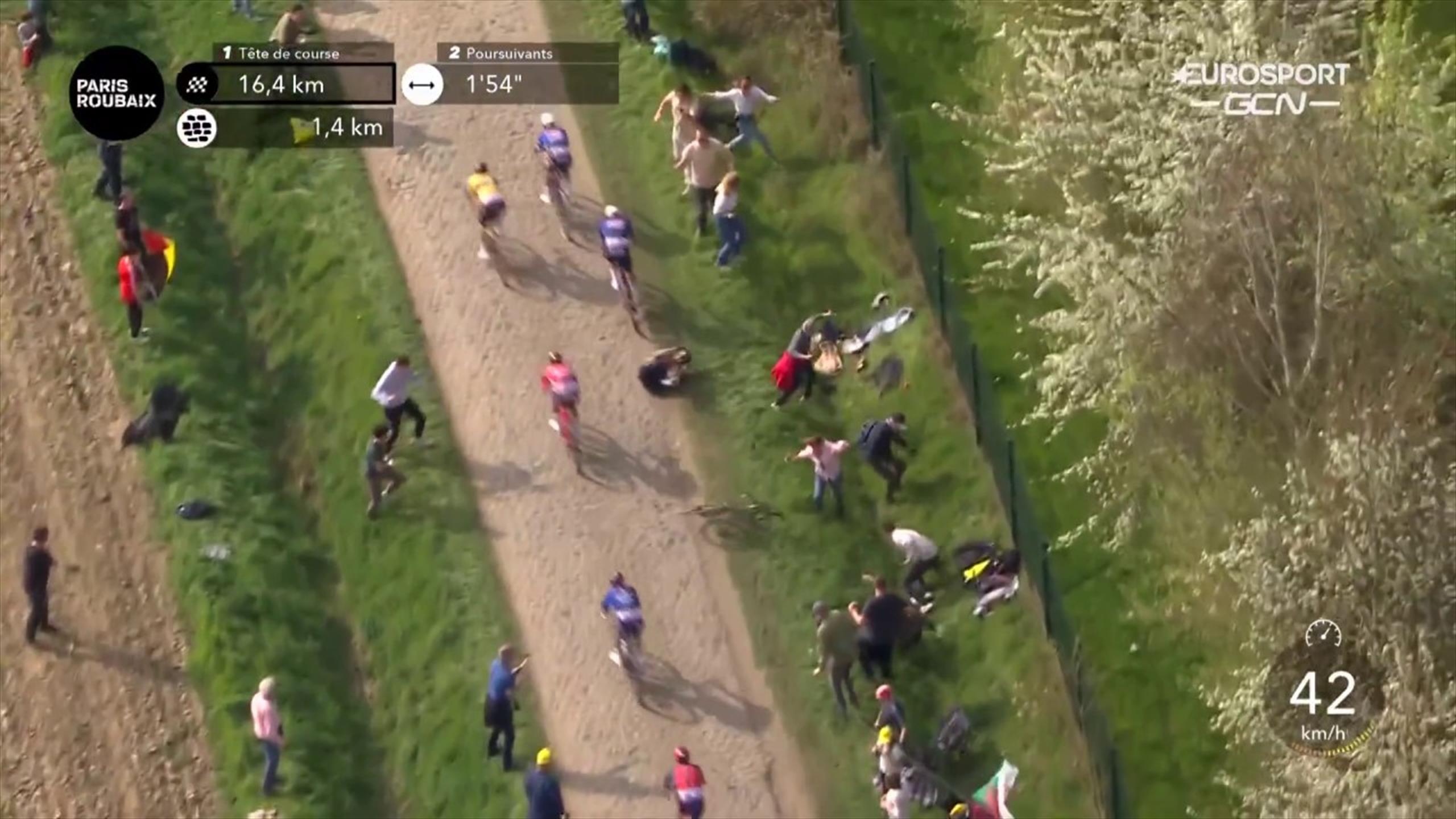 Paris-Roubaix 2023 - Un contact avec Van der Poel, un drapeau mal placé ...