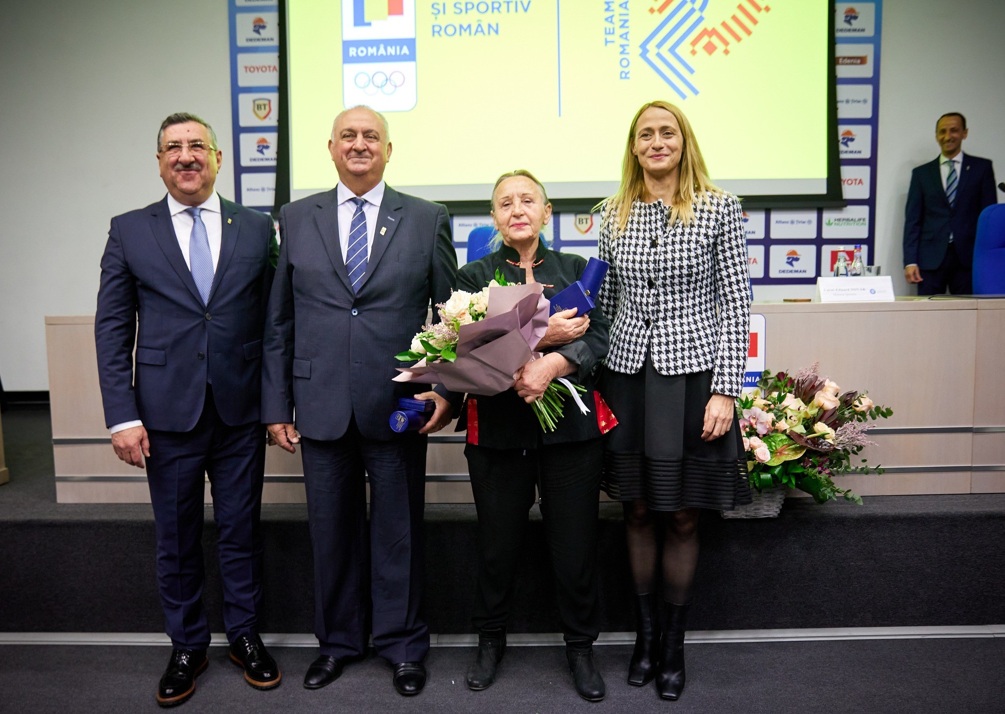 Trei mari personalități sportive ale României premiate de Comitetul ...