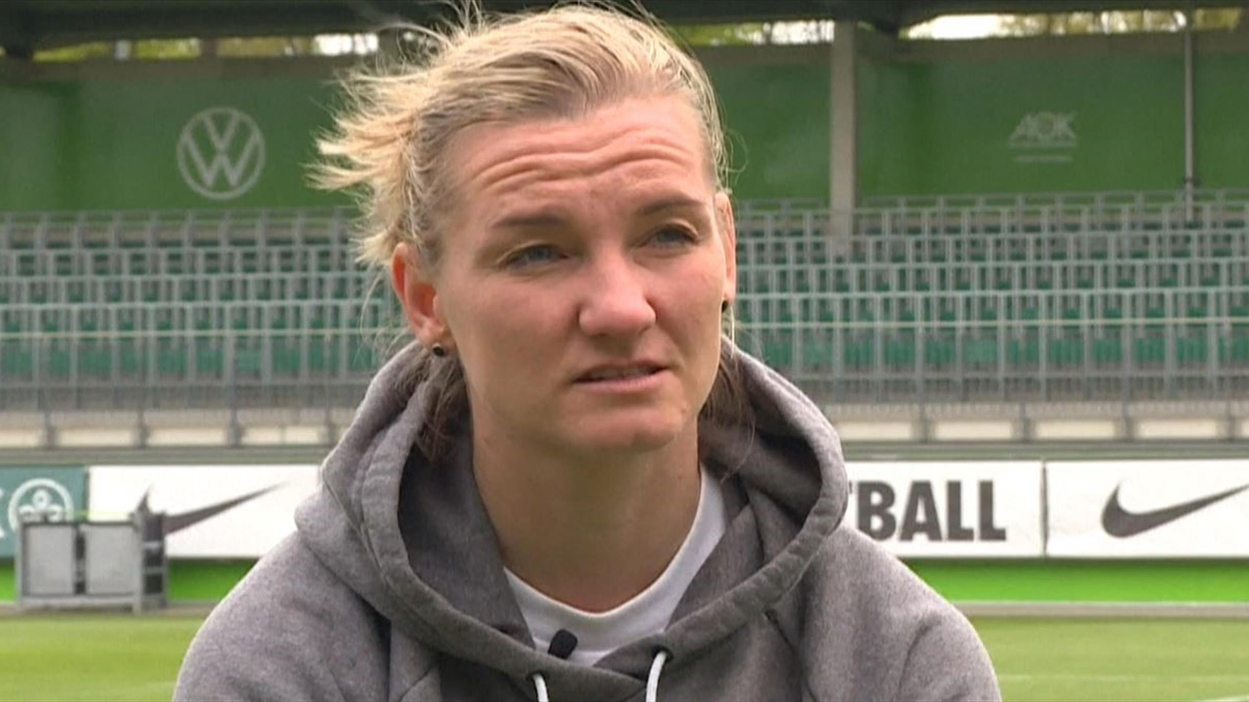 Alexandra Popp steht ihrer Zukunft "völlig offen" gegenüber - Triple ...