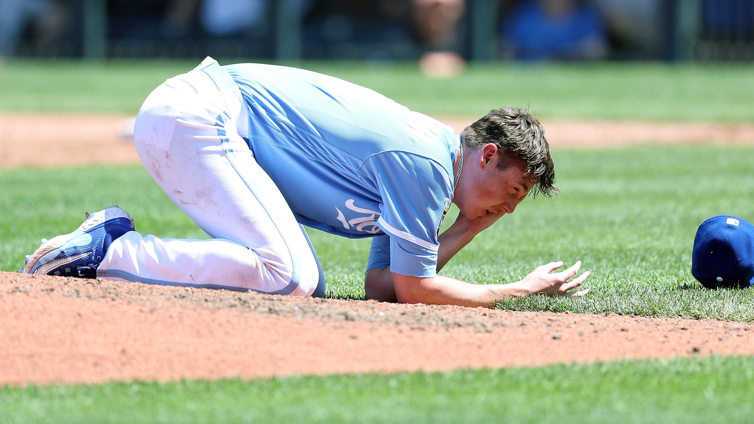 Bejsbol. Miotacz trafiony piłką w głowę przez pałkarza w meczu Kansas ...