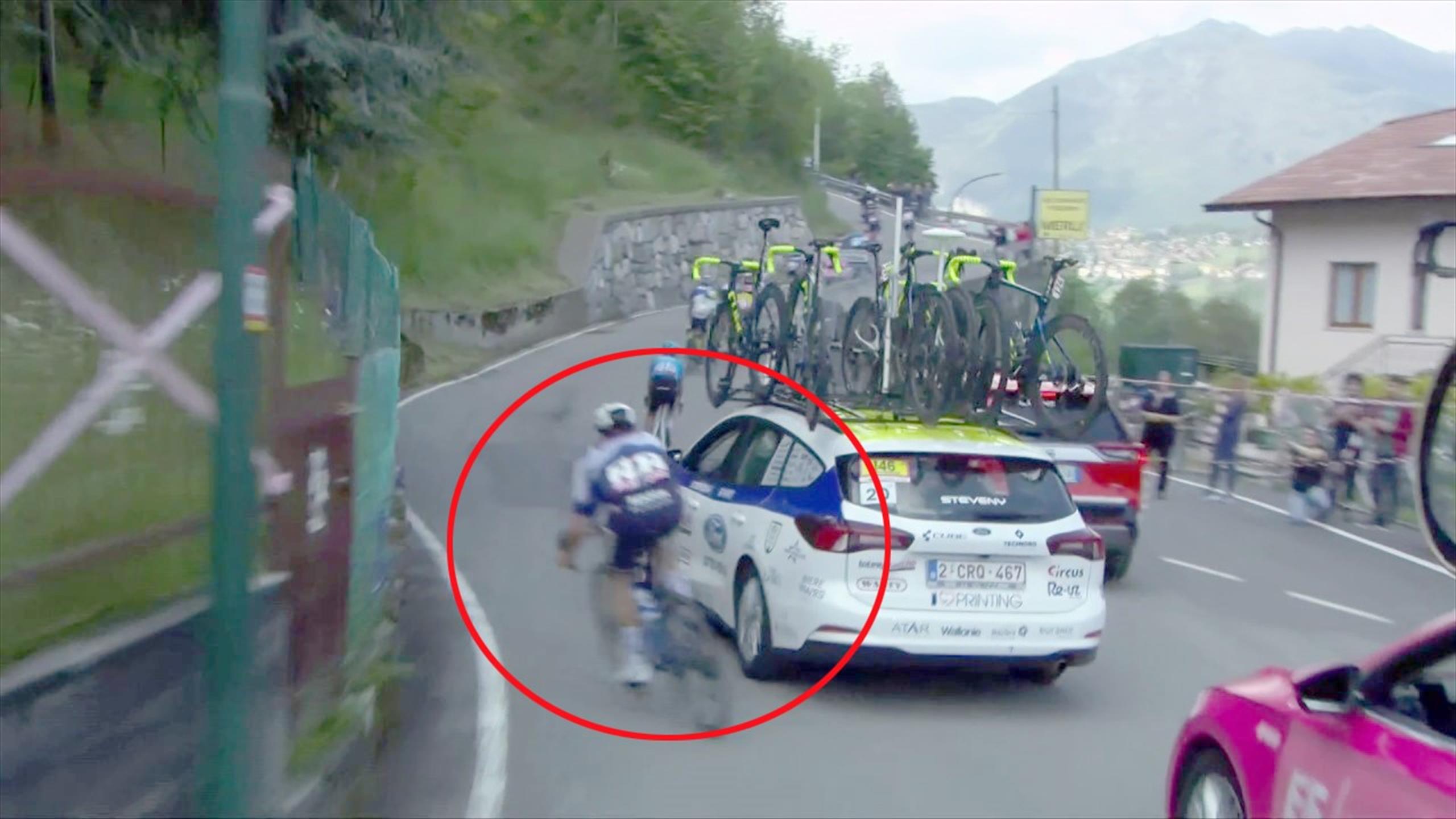 Schrecksekunde: Auto fährt Profi fast um - Davide Ballerini knapp an ...