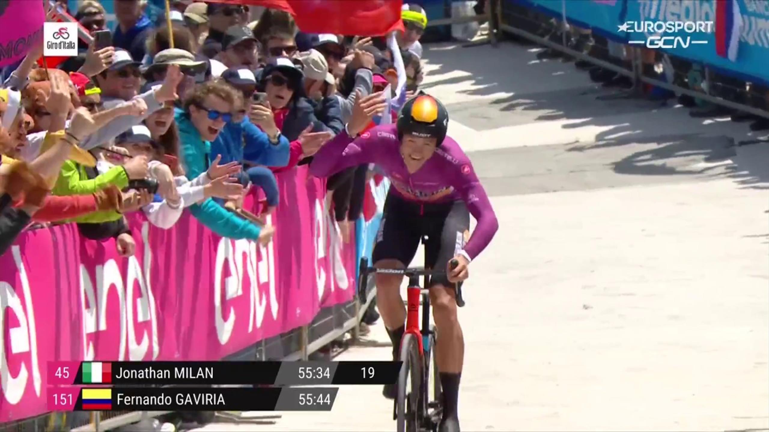 Giro d'Italia - Ovazione per il passaggio di Jonathan Milan e lui si ...