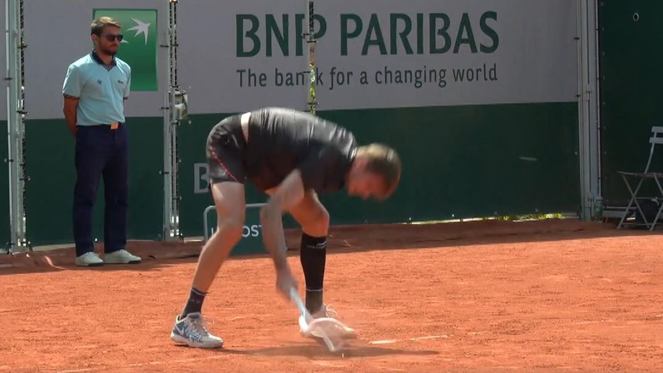 French Open: Alexander Bublik zerhackt seinen Schläger gegen Giulio ...