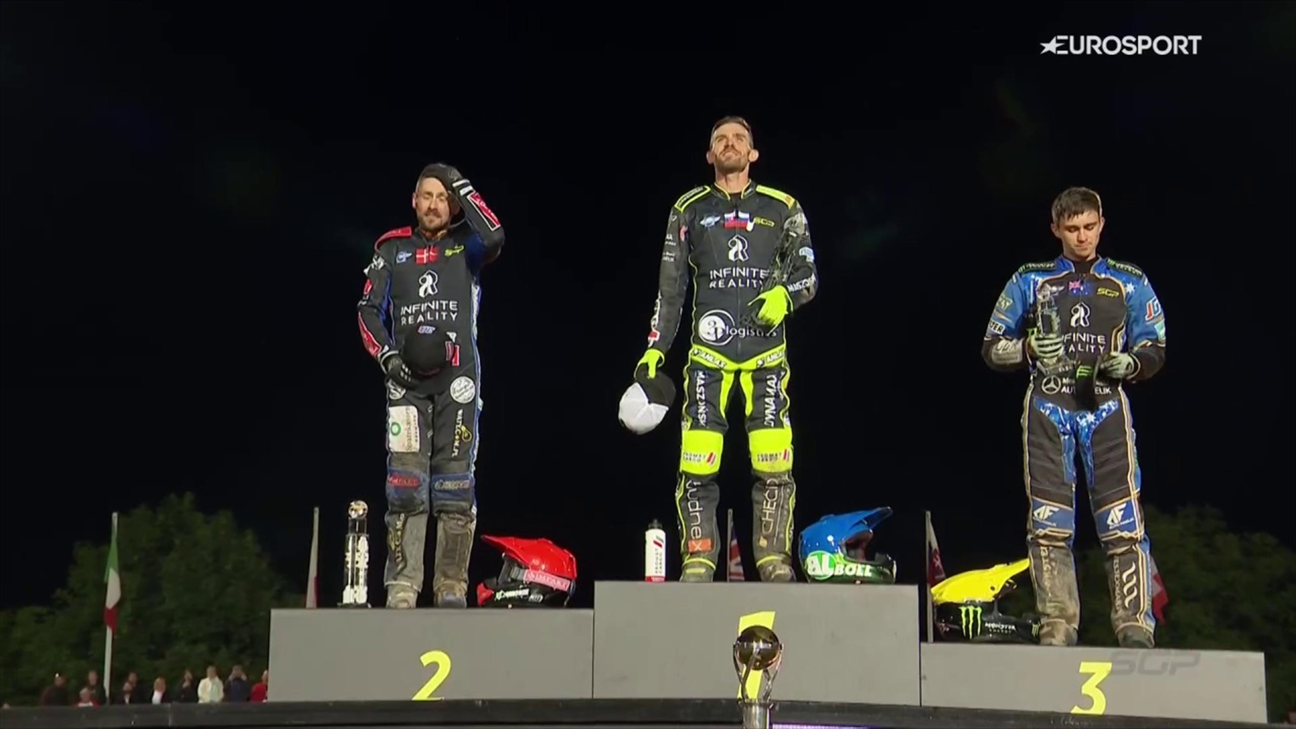 Vaculik na najwyższym stopniu podium. Ceremonia po GP Czech - Żużel ...