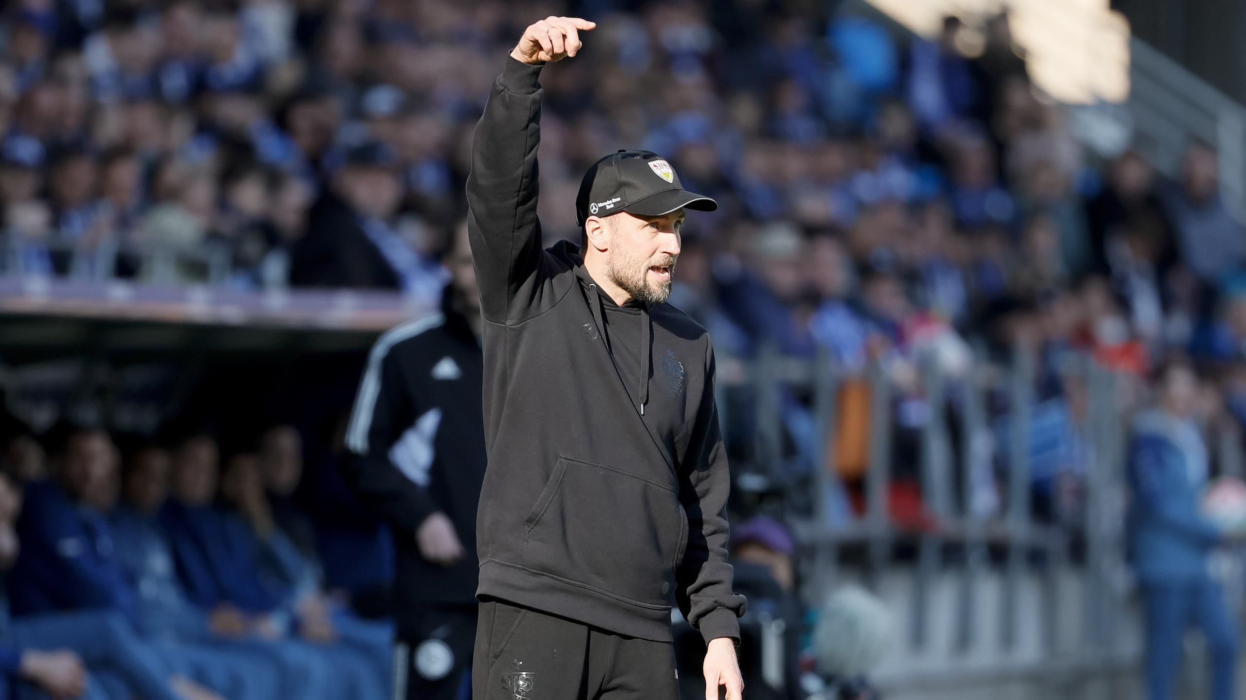 VfB Stuttgart: Sebastian Hoeneß mahnt vor Relegations-Rückspiel und ...