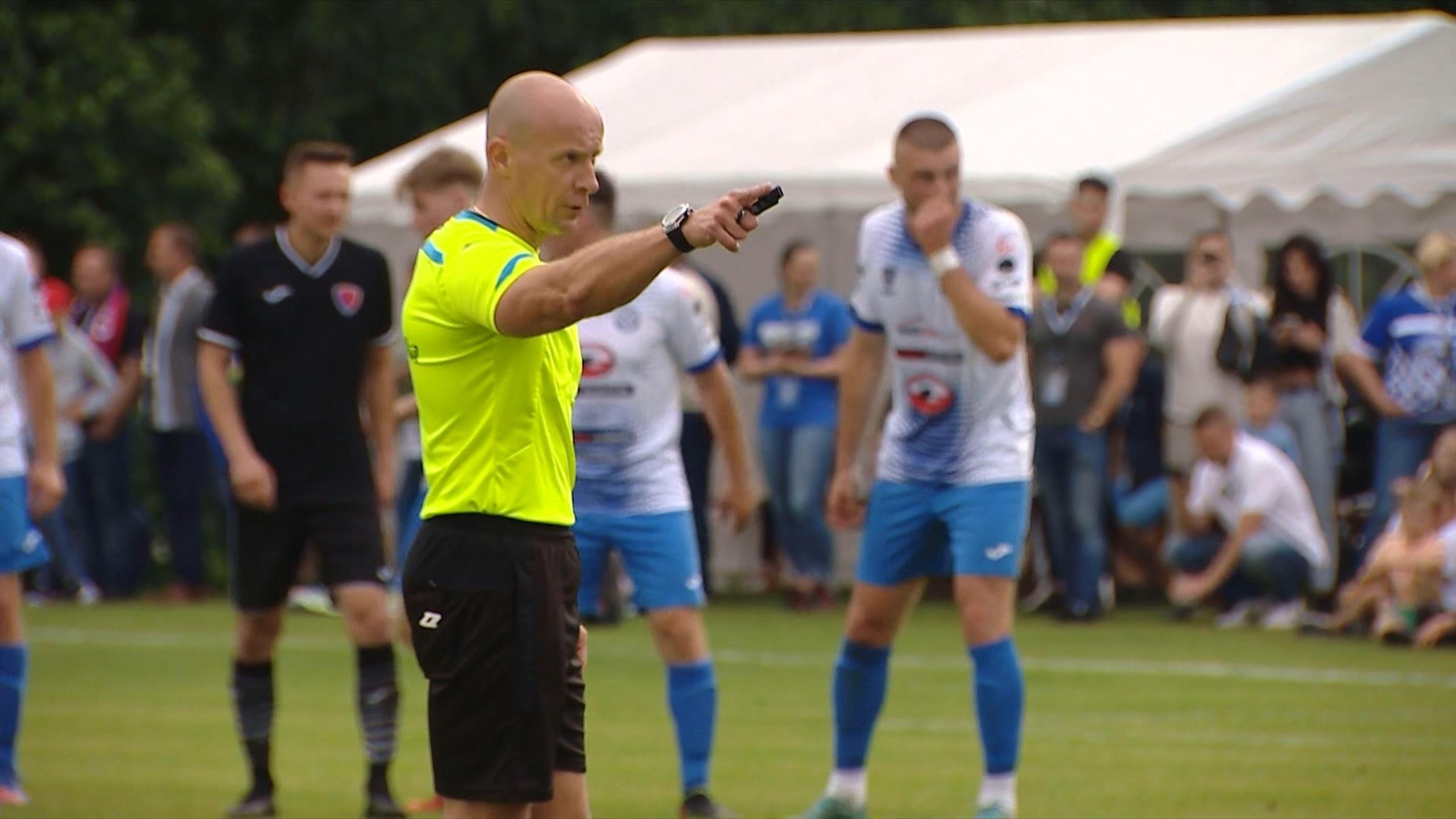 Szymon Marciniak sędziował mecz podlaskiej A-klasy - Piłka nożna wideo ...