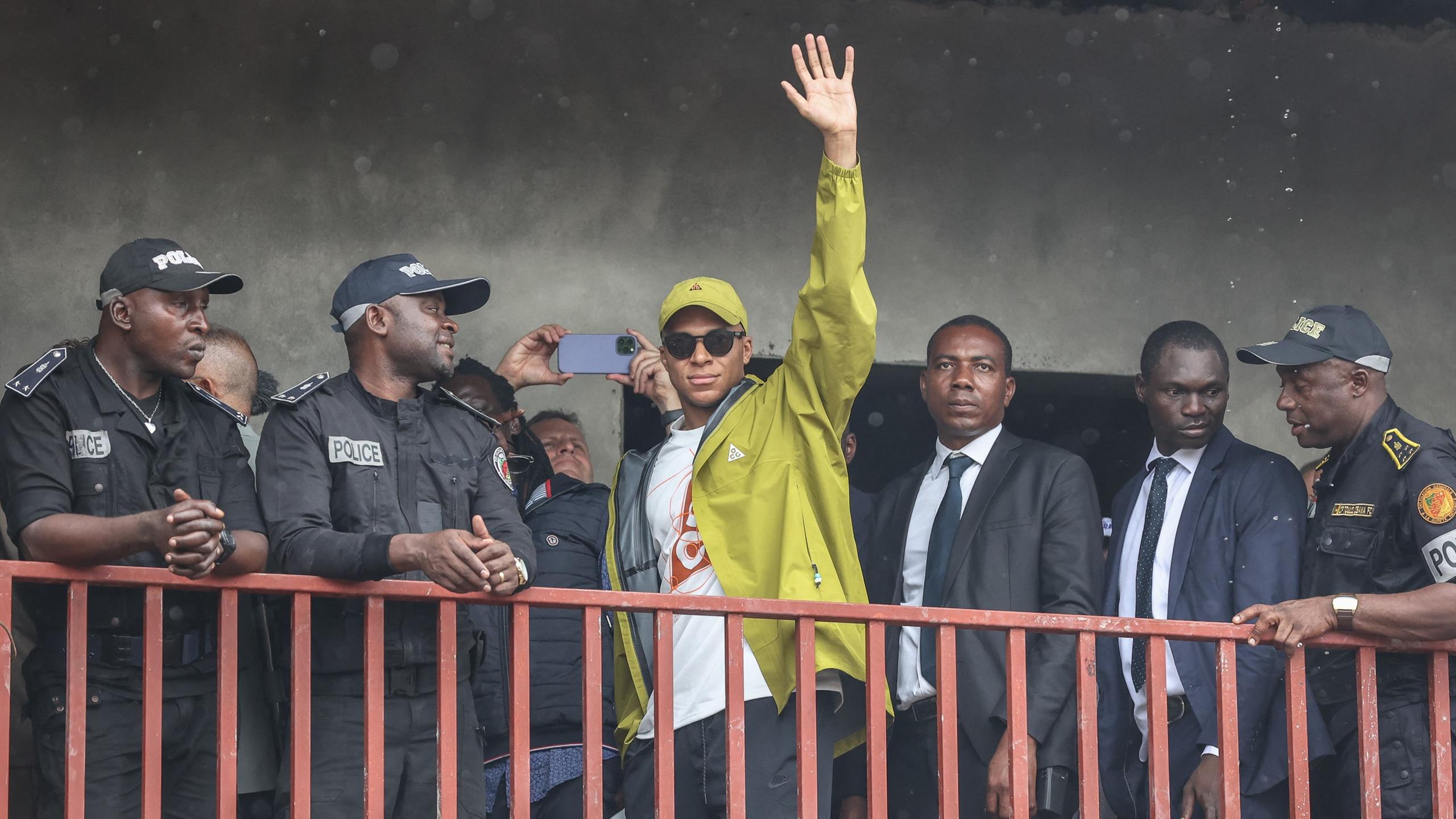 Vidéo de Kylian Mbappé acclamé au Cameroun - Vidéo Football - Eurosport