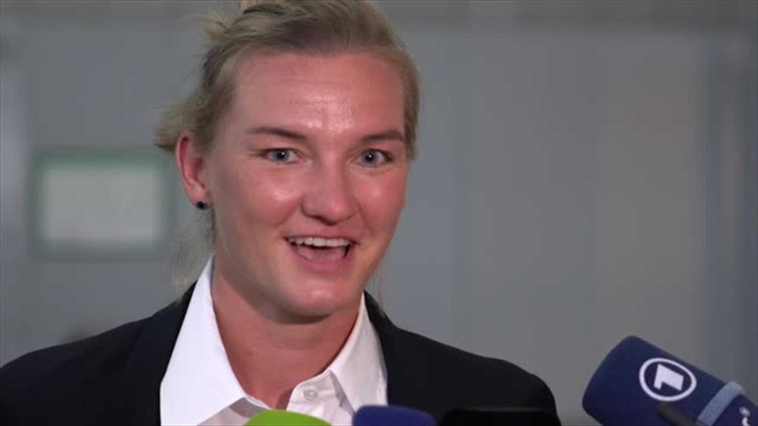 WM 2023: Alexandra Popp scherzt vor Abflug nach Australien - "mehr ...