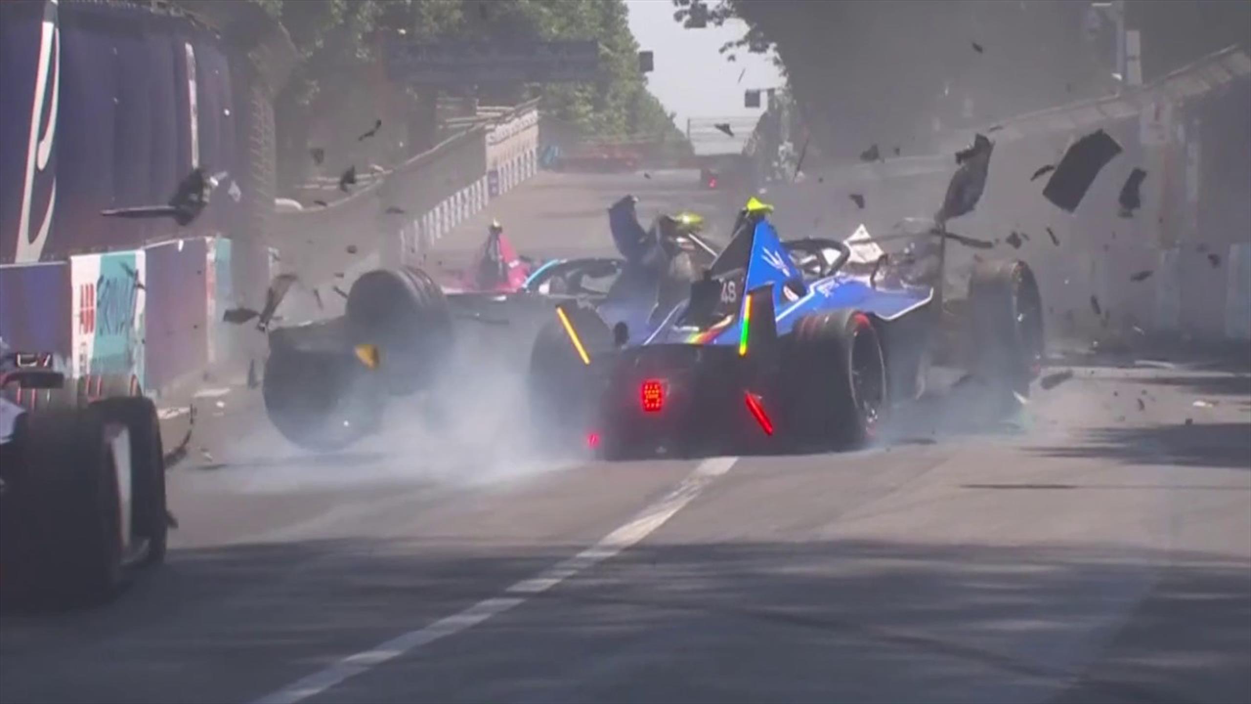 Rome | Onwijs veel schade bij enorme crash in de straten van Rome ...