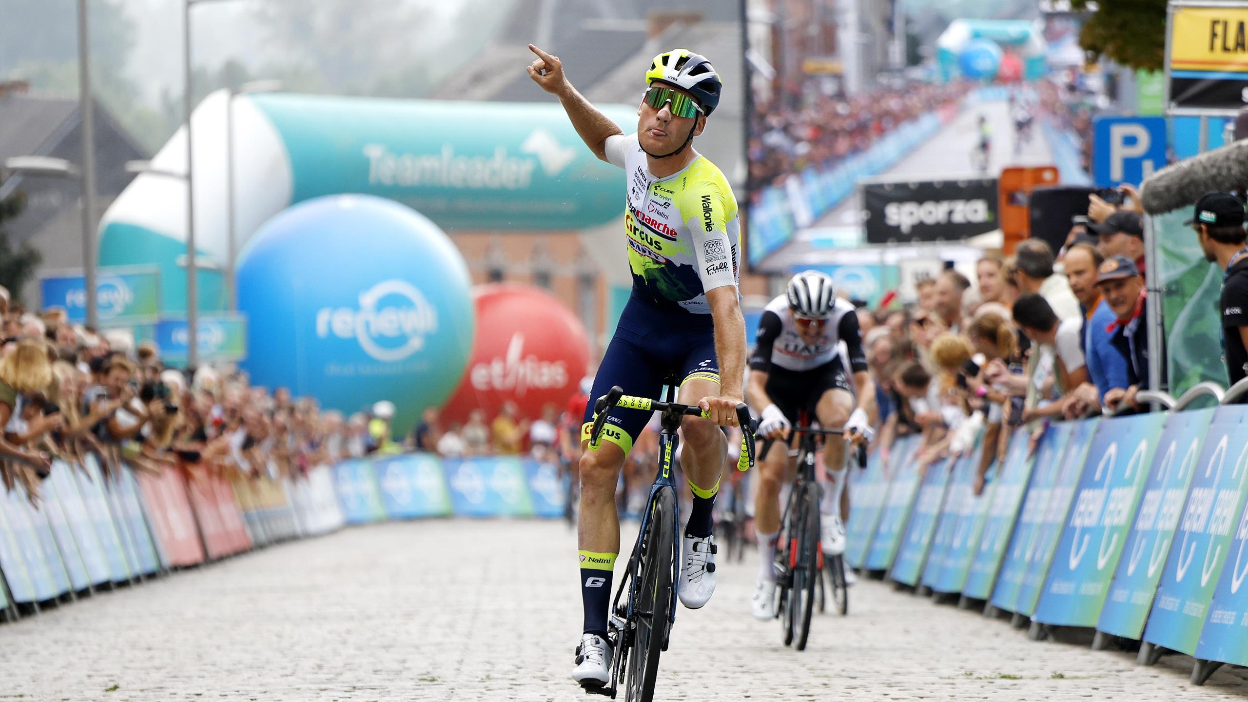 Mike Teunissen (Intermarché - Circus - Wanty) remporte la 3e étape du Renewi Tour : l'arrivée en ...