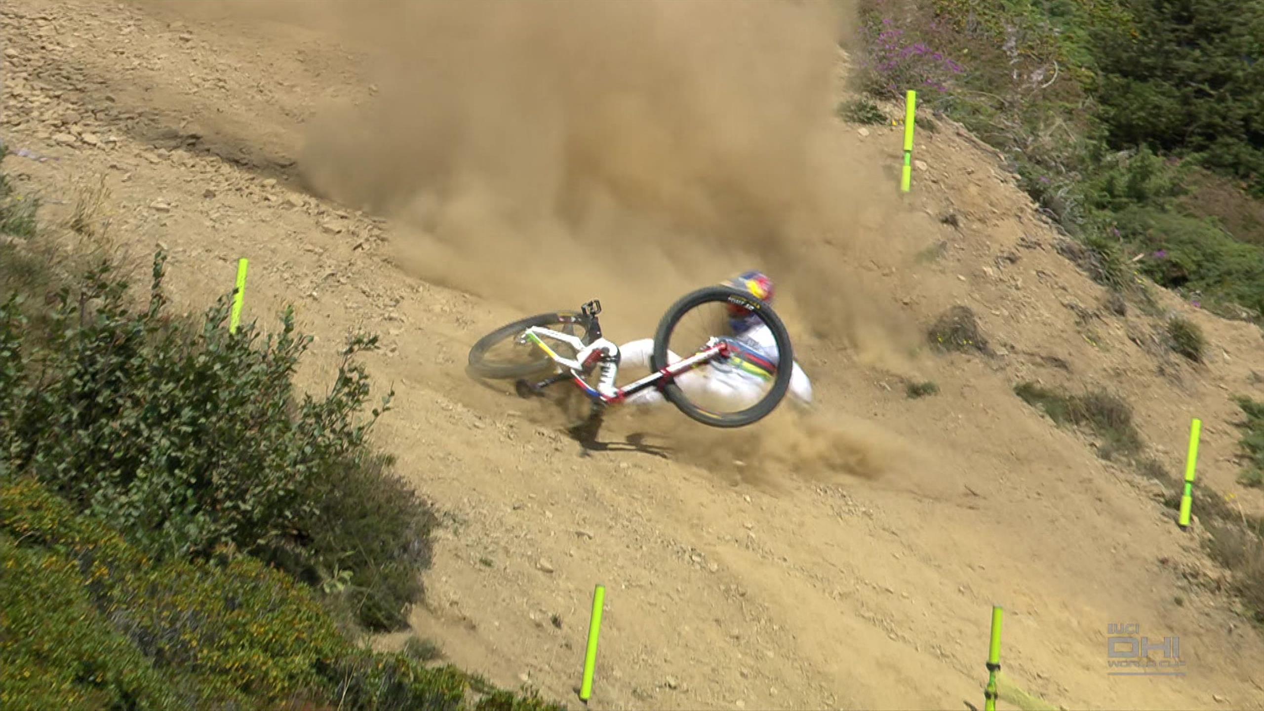 UCI MOUNTAIN BIKE WORLD SERIES - LES GETS - La chute spectaculaire de ...