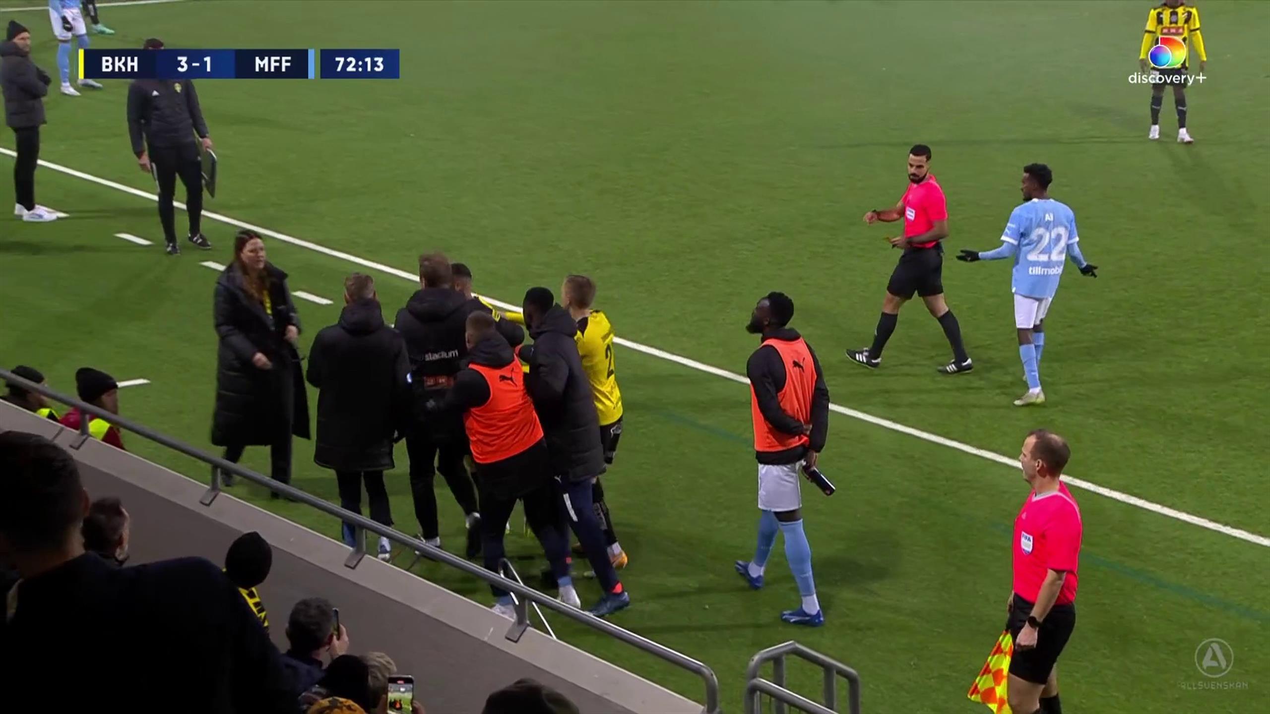 Skandalescener i Sverige: Storkamp avbrutt da supporterne stormet banen - Fotball video - Eurosport