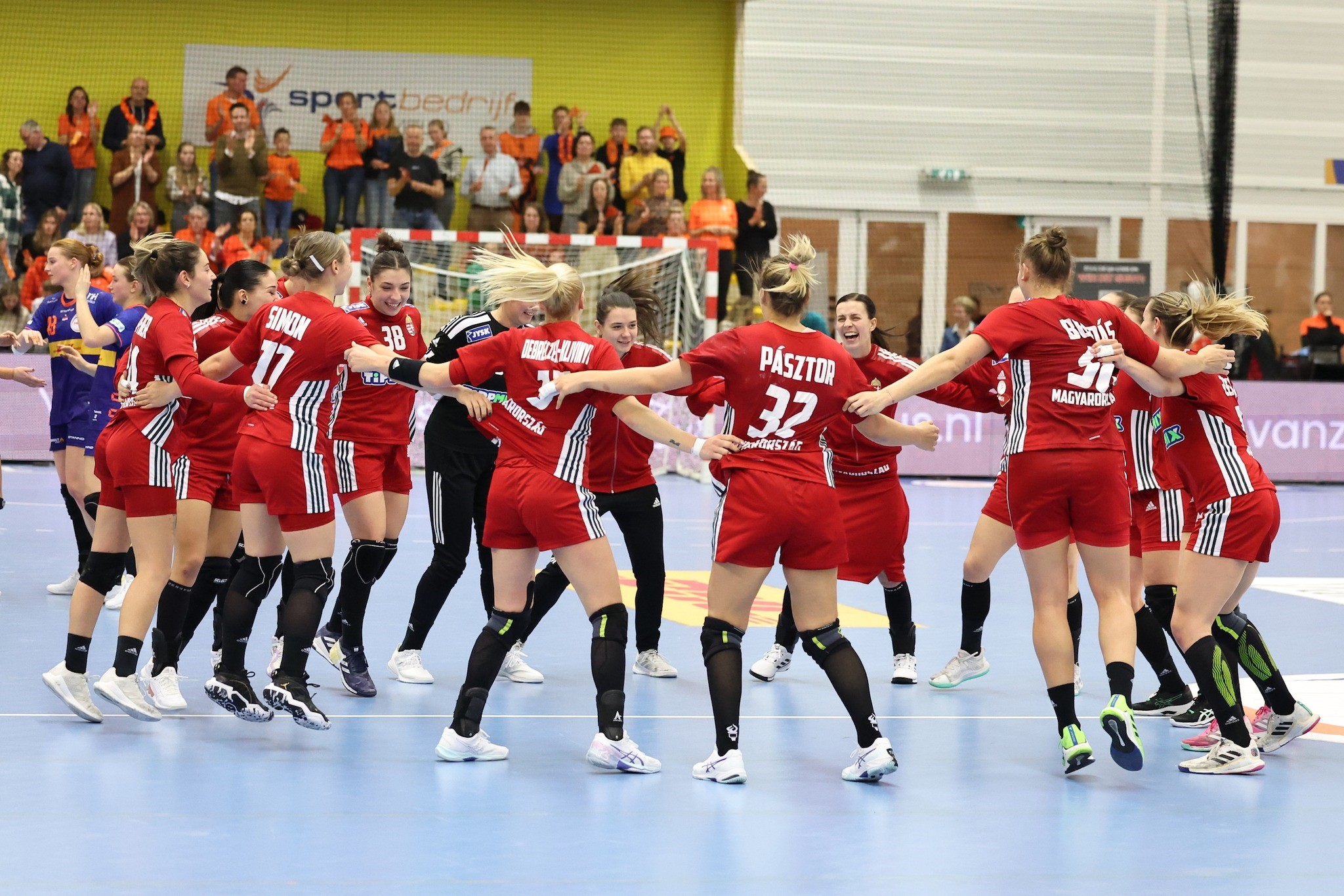 Háttal áll a falnak, mégis Párizsra veti szemeit női kézilabda ...