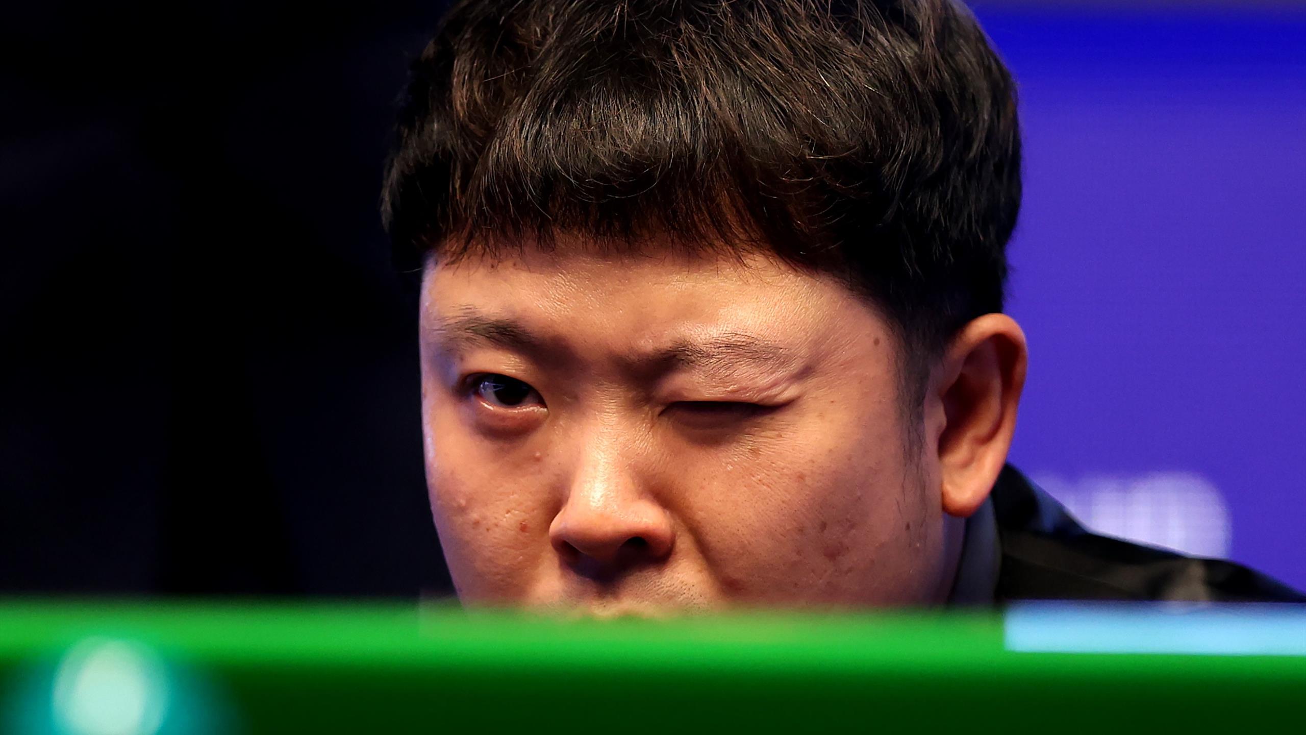 UK Championship: Zhang Anda mit spektakulärem Fluke gegen Luca Brecel ...