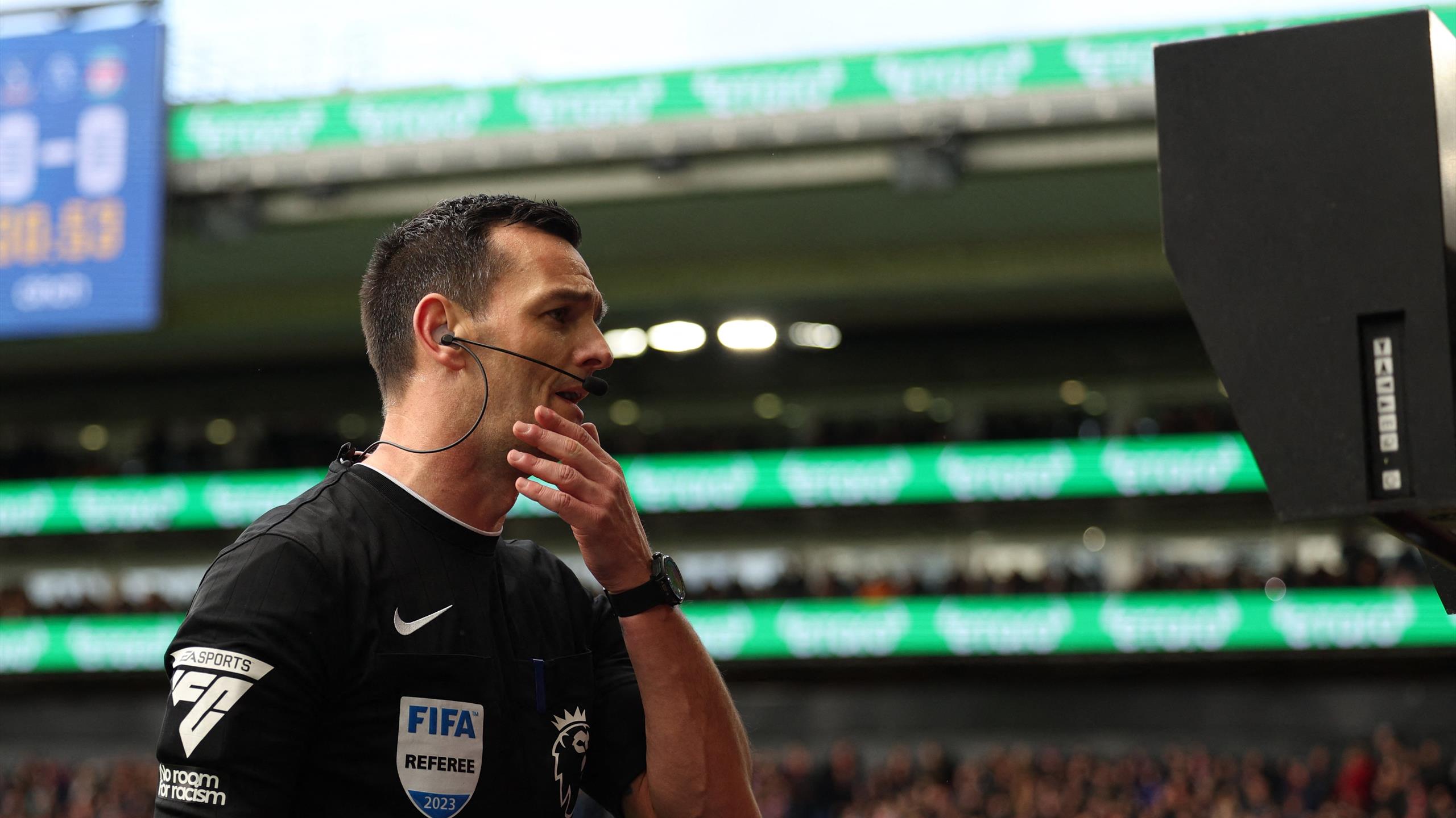 'Not that you can argue with that' - No penalty given by VAR in Crystal ...