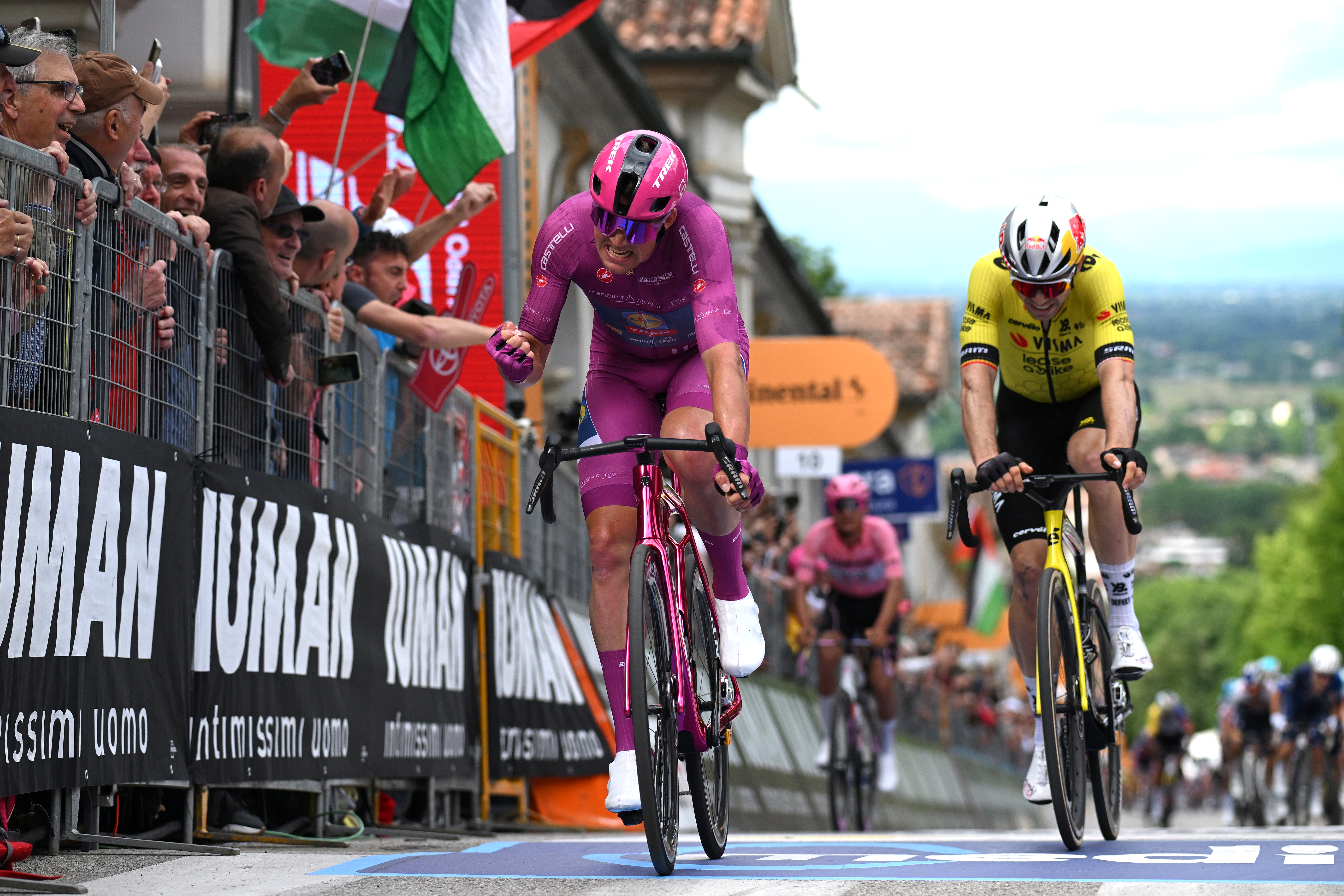 So lief die 13. Etappe des Giro d'Italia: Mads Pedersen gewinnt Duell ...