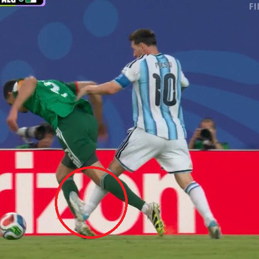Leo Messi andava espulso per il fallo su Mandi in Argentina-Algeria? La ...
