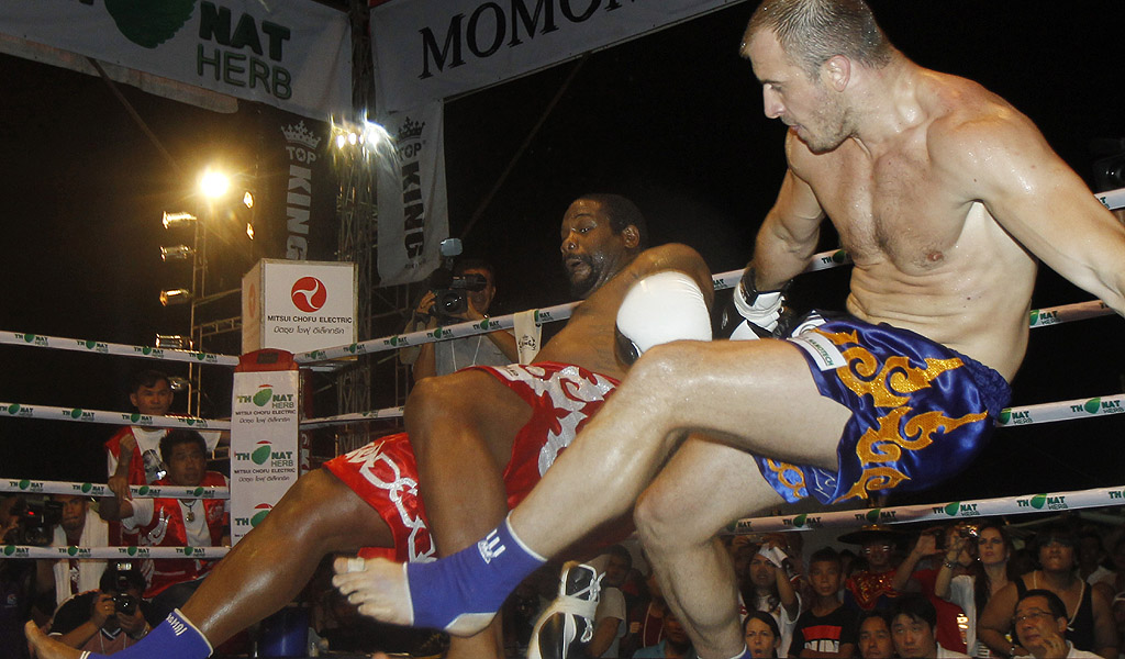 Riddick Bowe, 45, battered in kickboxing debut - TNT Sports