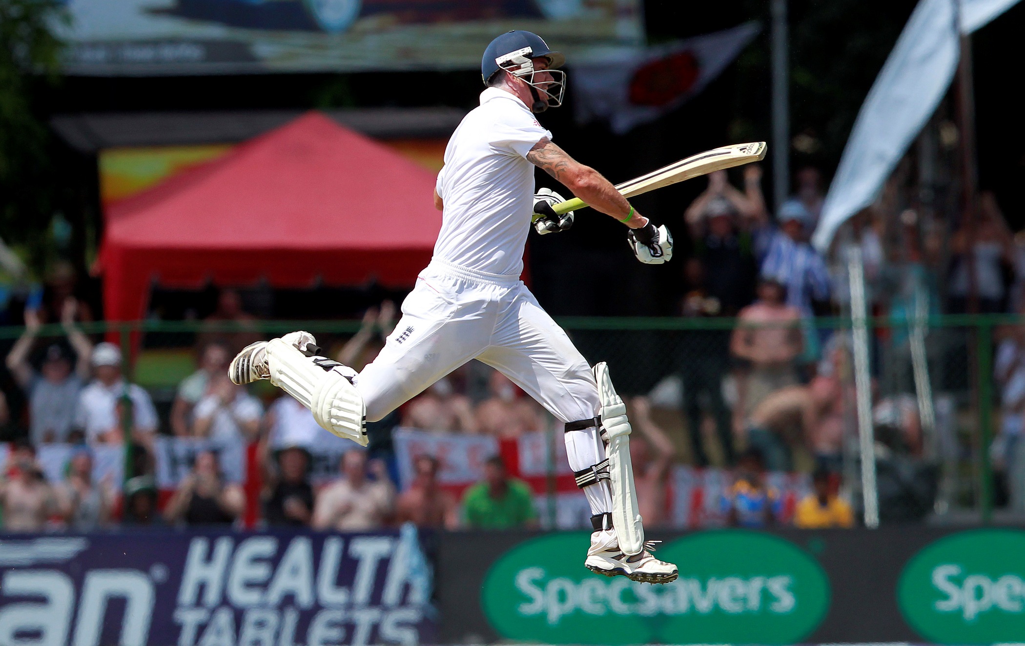 KP’s switch hit sparks stand-off - TNT Sports