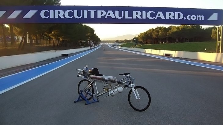 Lunatic inventor creates bicycle that can destroy an F1 car - TNT Sports