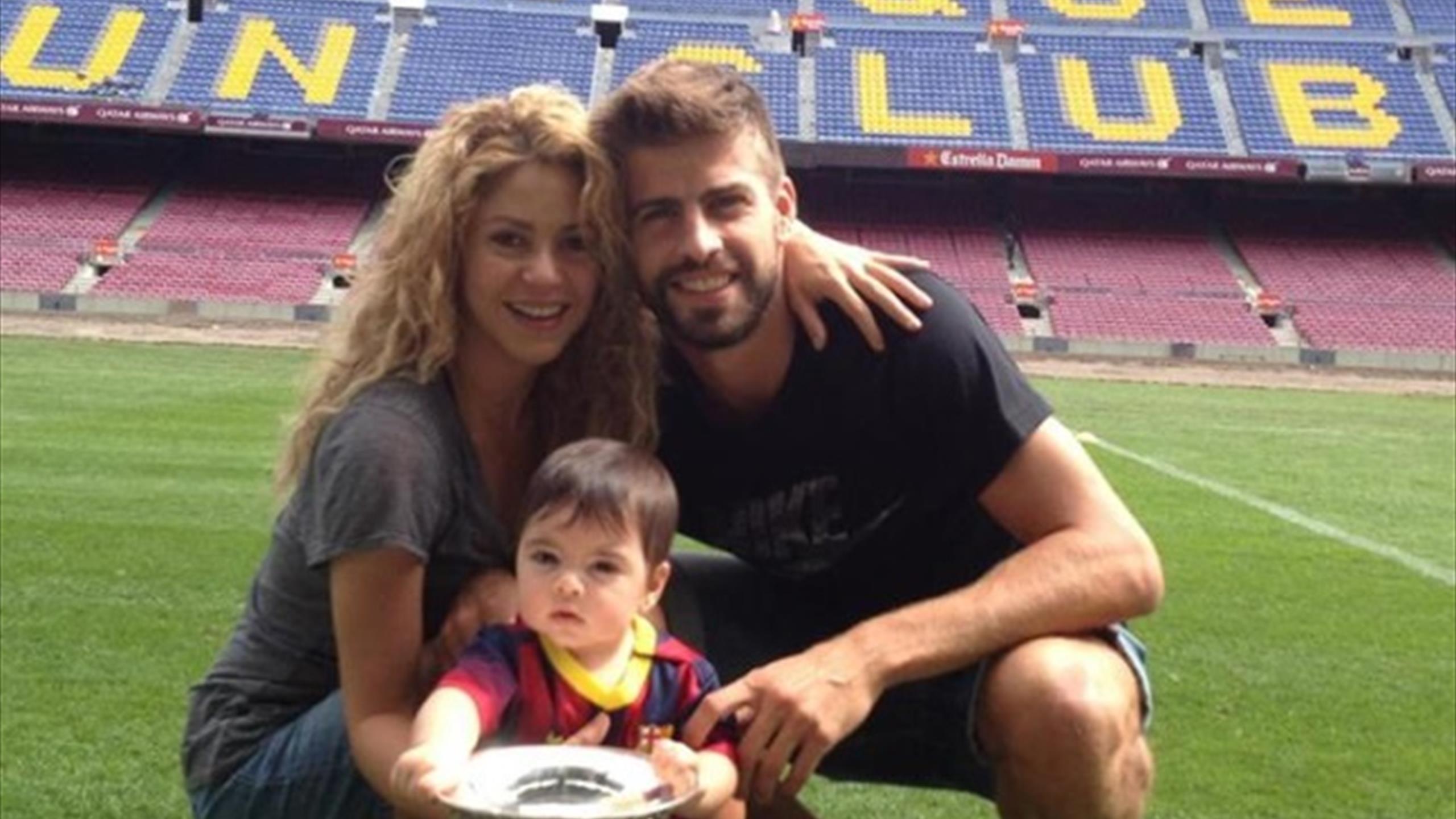 La famille Piqué pose au complet avec la Supercoupe d’Espagne - Eurosport
