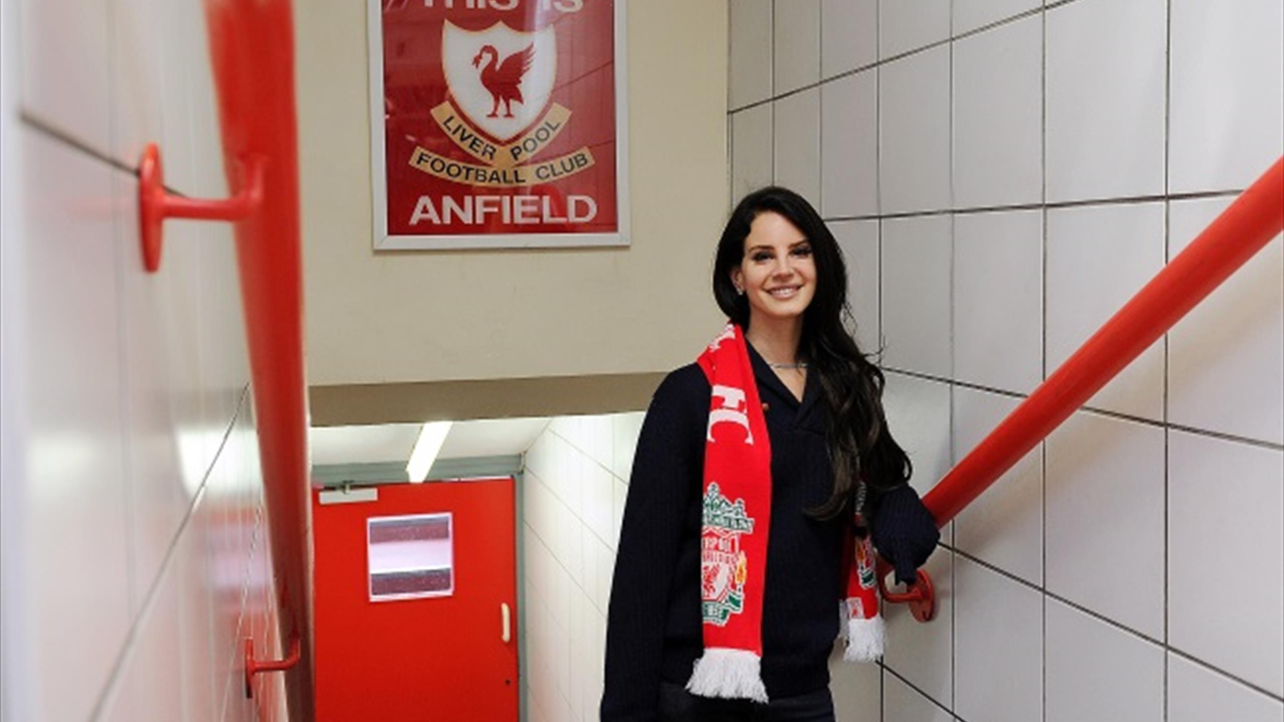 Lana Del Rey charmée par Anfield - Eurosport
